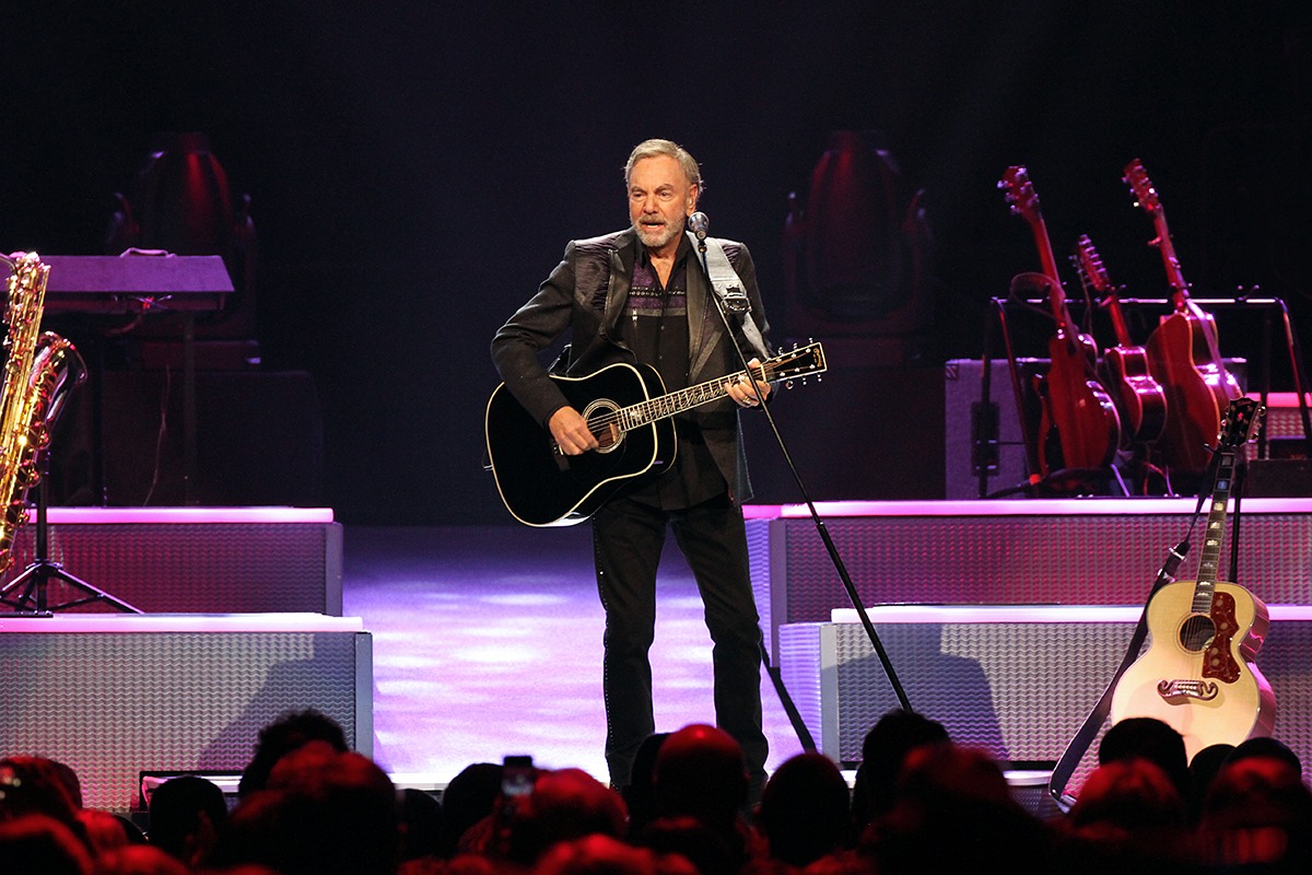 Neil Diamond Gives St Paul's Xcel Center His All On 50th Anniversay ...