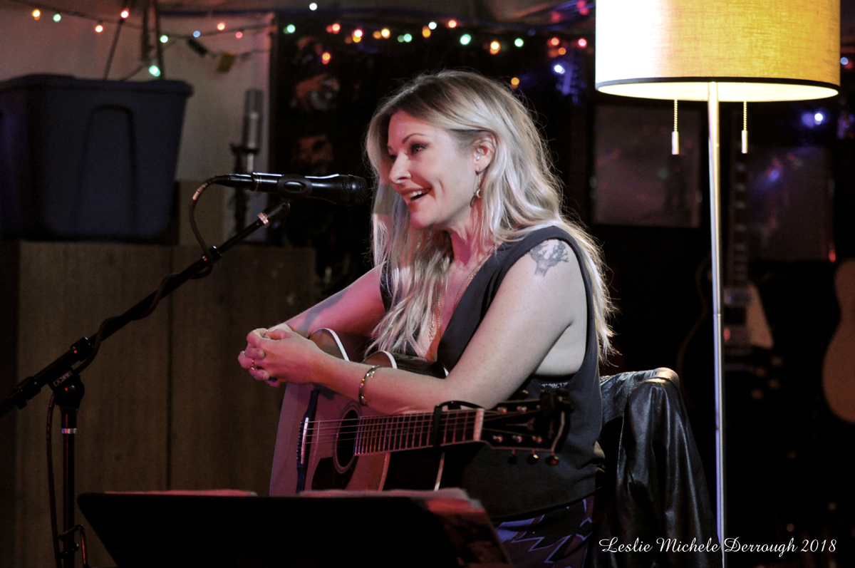 Elizabeth Cook Tells Stories, Sings Songs, Cracks Jokes at Baton Rouge ...